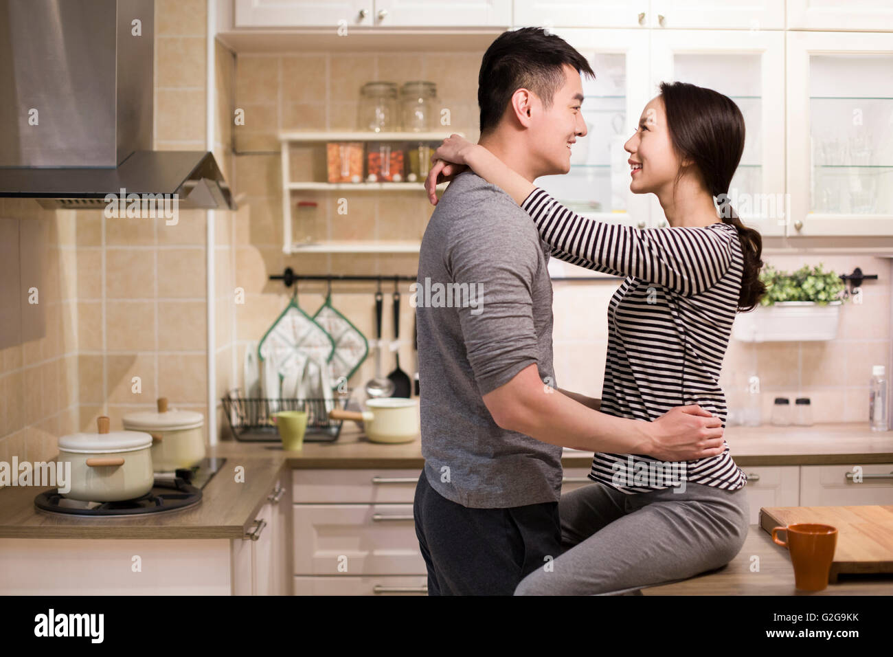Women sitting around kitchen table hi-res stock photography and images ...