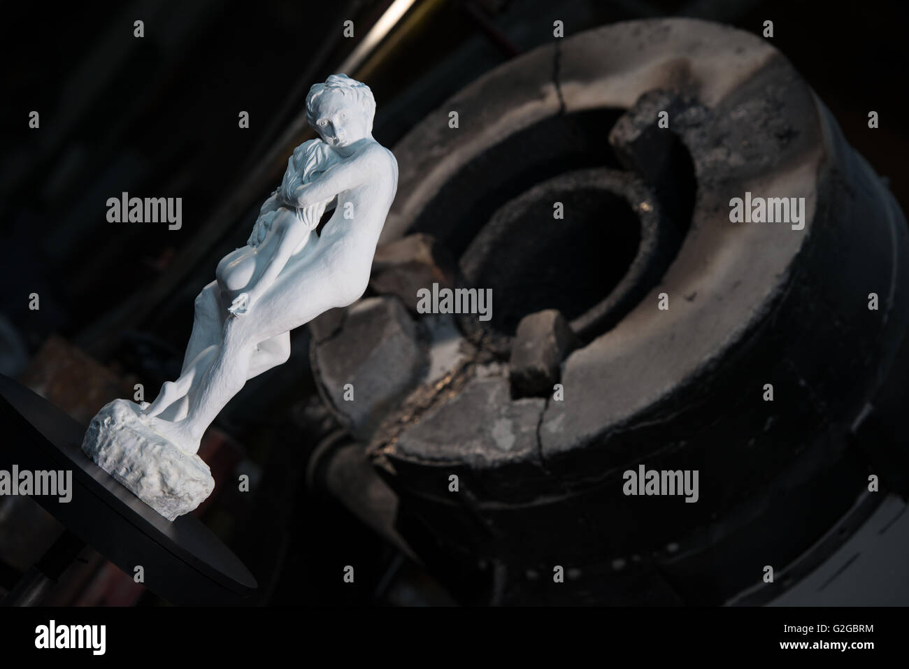 Sculpture Workshop-Couple in bronze on a turntable before the furnace ...