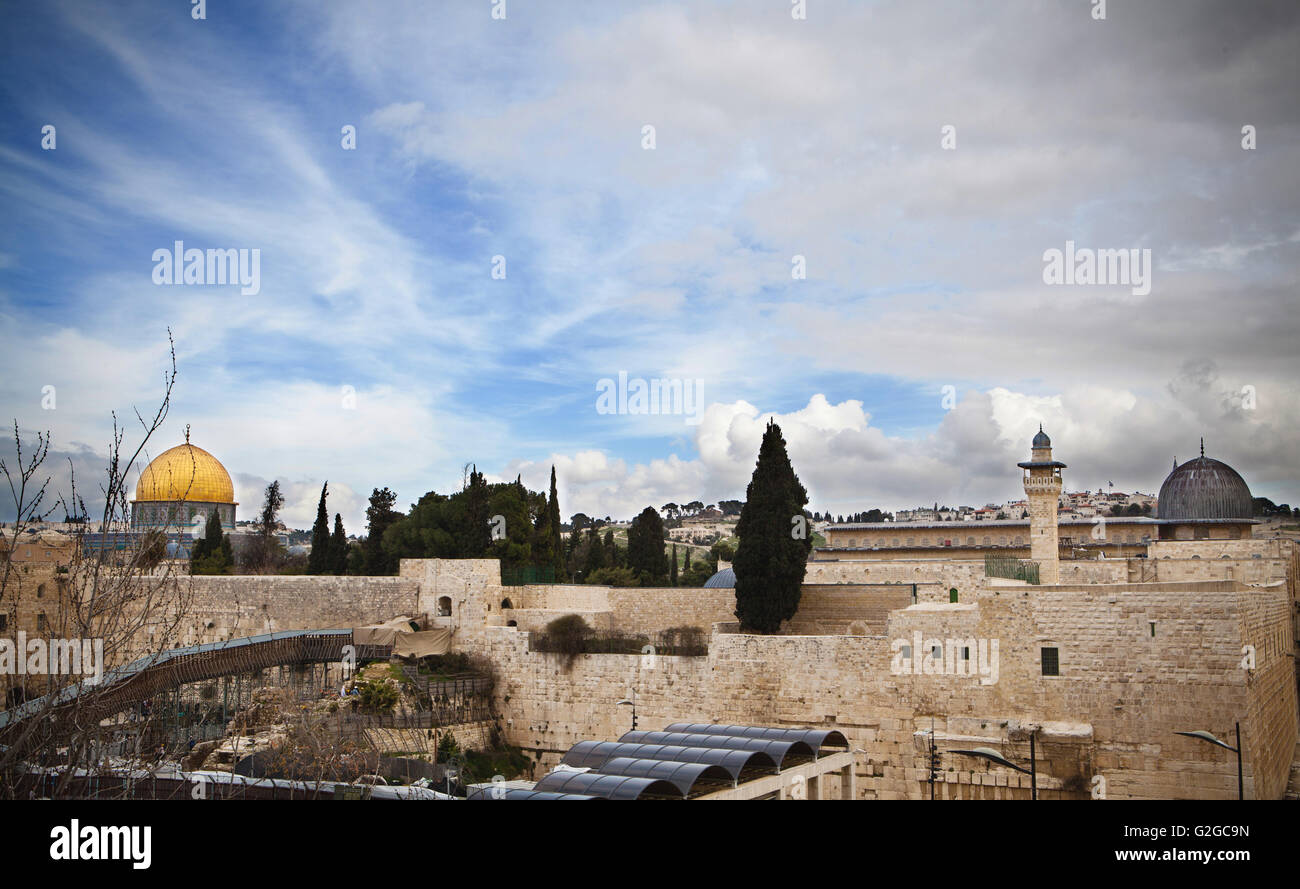 Jerusalem old city golden mosque above the wailing wall Stock Photo - Alamy