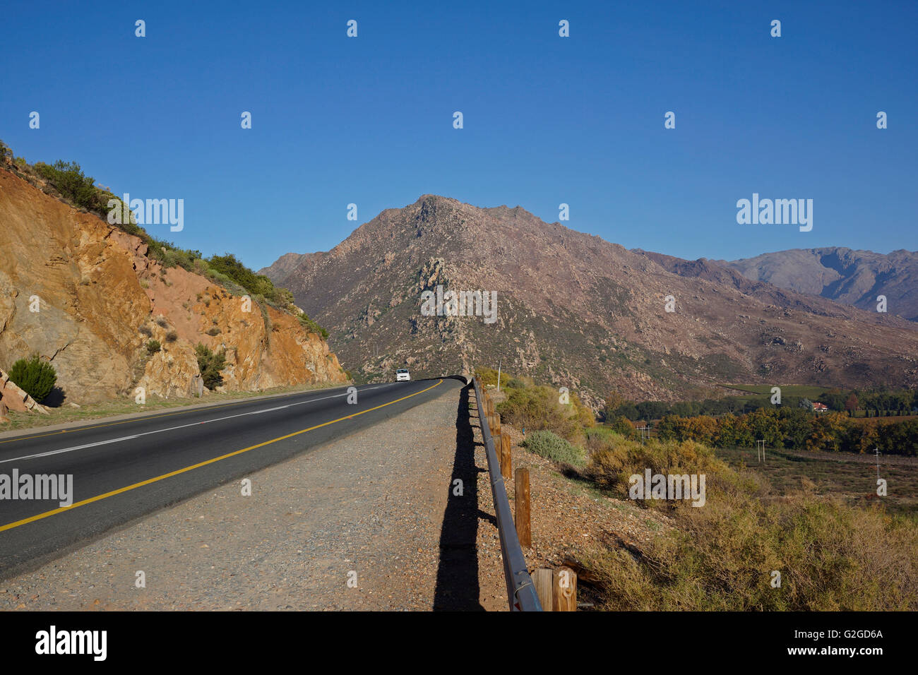 The Hex River pass in the Hex River Valley , between the towns of ...
