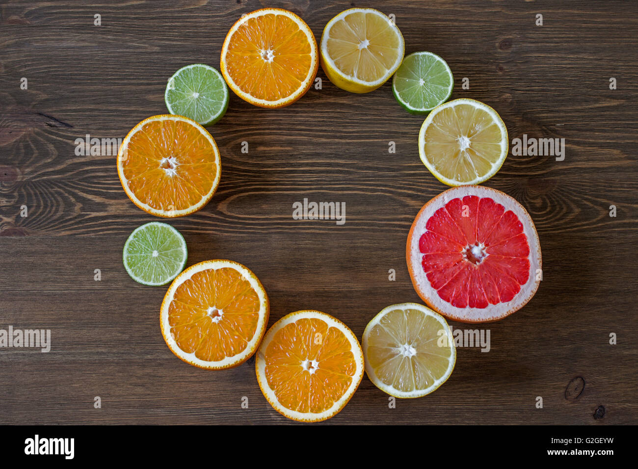 round frame with citrus fruits on wooden background Stock Photo - Alamy