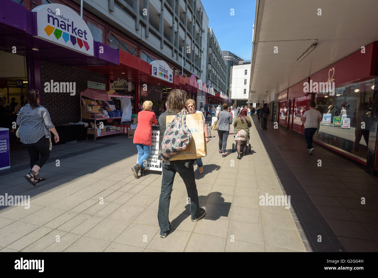Streets shoppers hi-res stock photography and images - Alamy