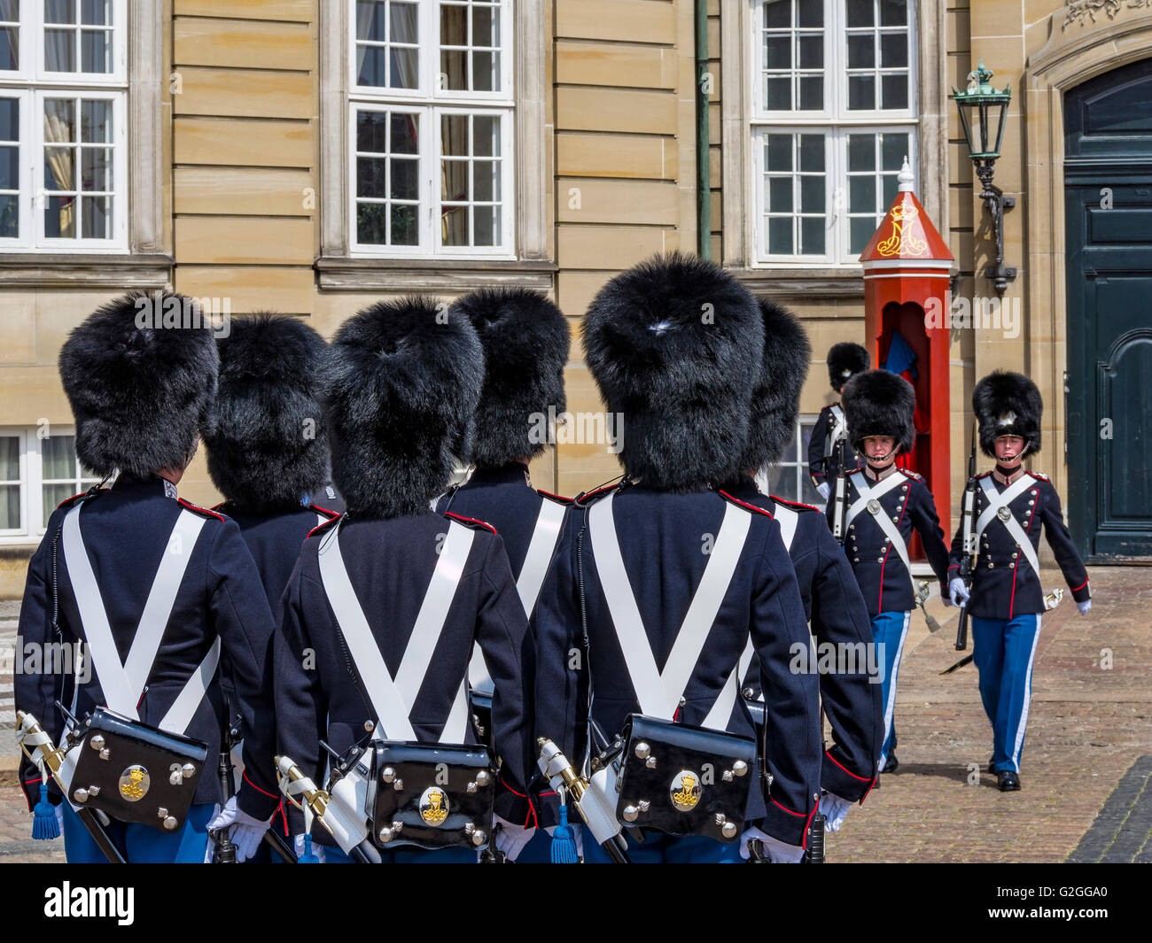 Traditional guard outside amalienborg hi-res stock photography and images - Alamy