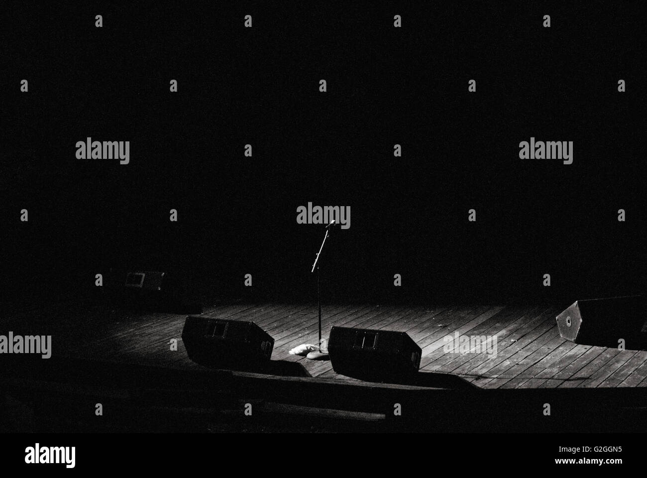 Empty stage hi-res stock photography and images - Alamy