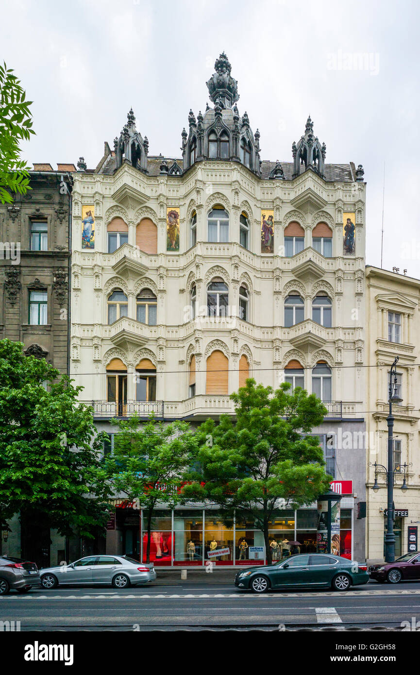 A beautifully decorated building on the Károly körút in Budapest ...