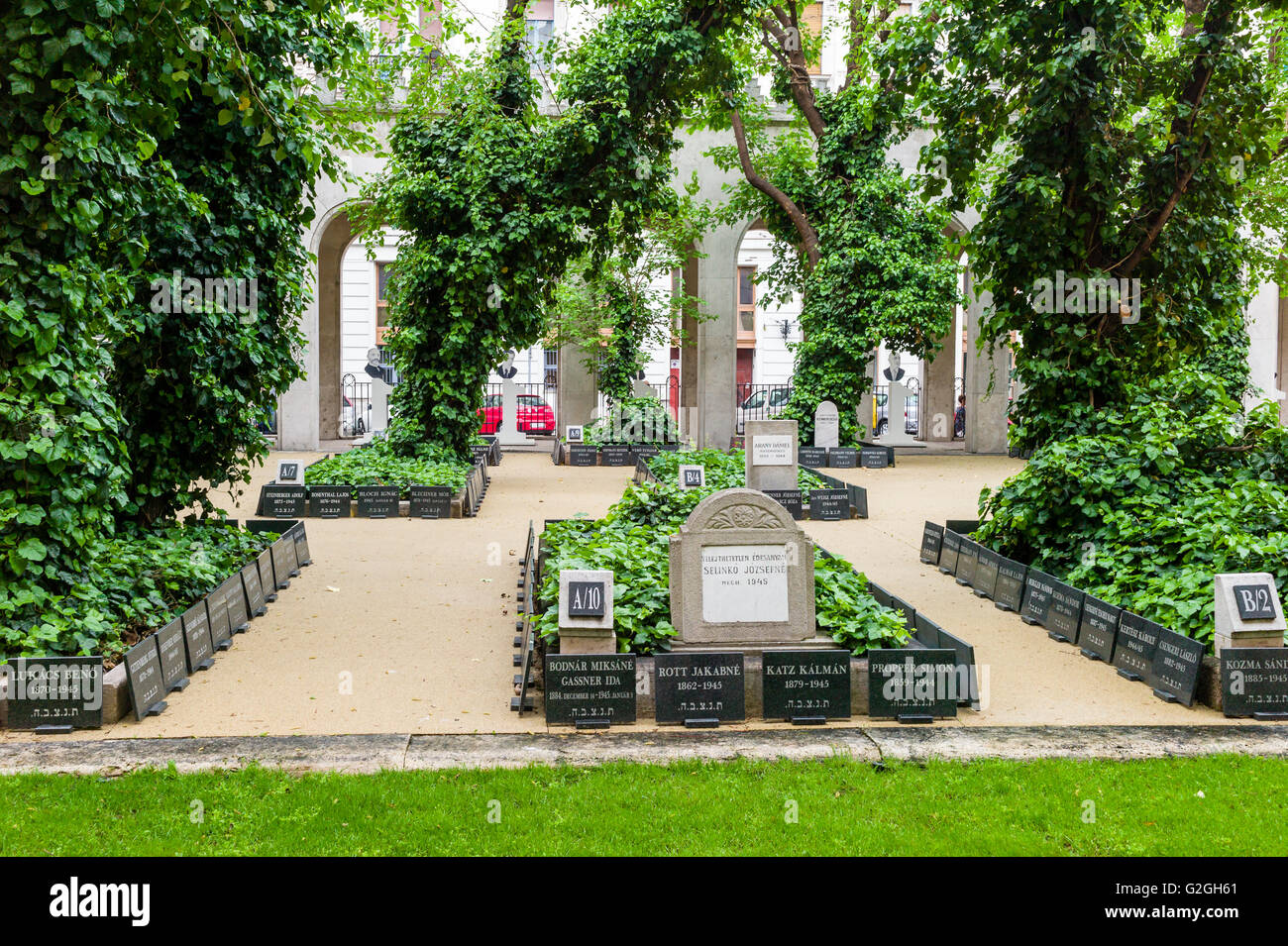 Historic hungarian cemetery hi-res stock photography and images - Alamy