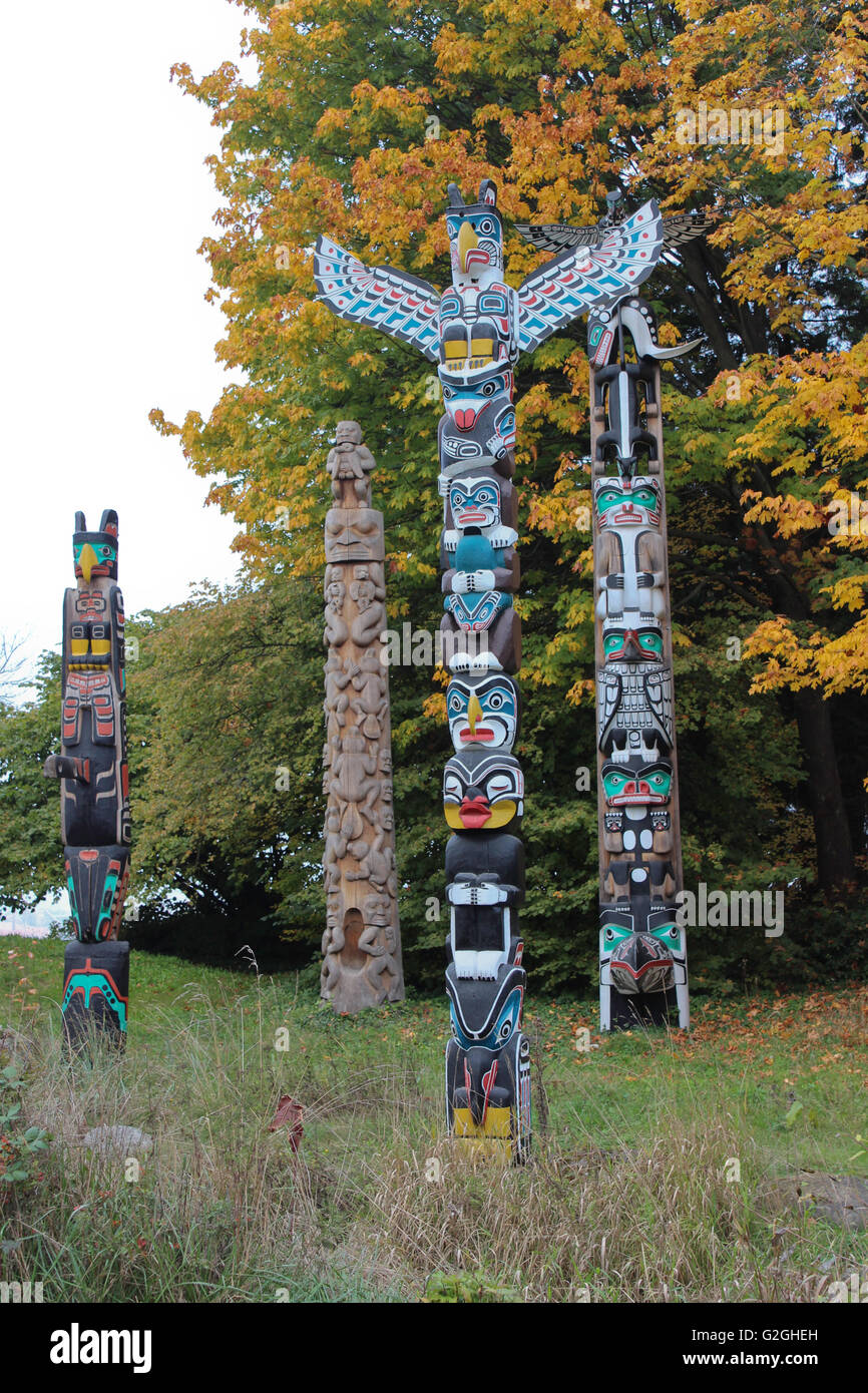 Totem pole in Stanley Park with Wonderful Autumn maple leaves ...