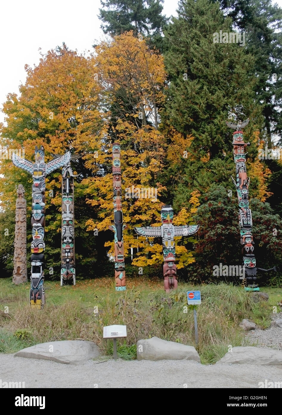 Colorful Autumn leaves with Totem poles in Vancouver Stock Photo - Alamy