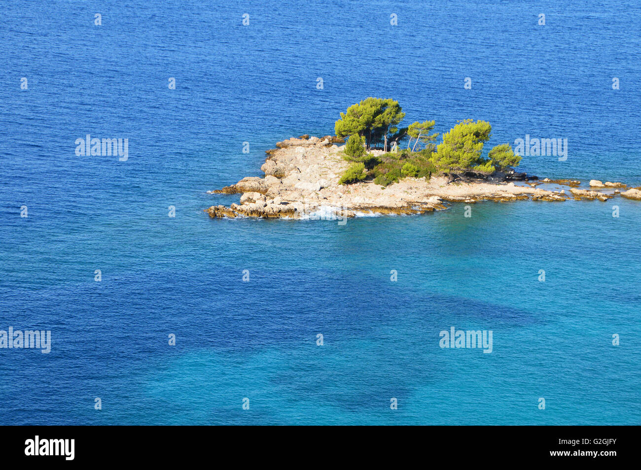 Blue wavy water island hi-res stock photography and images - Alamy