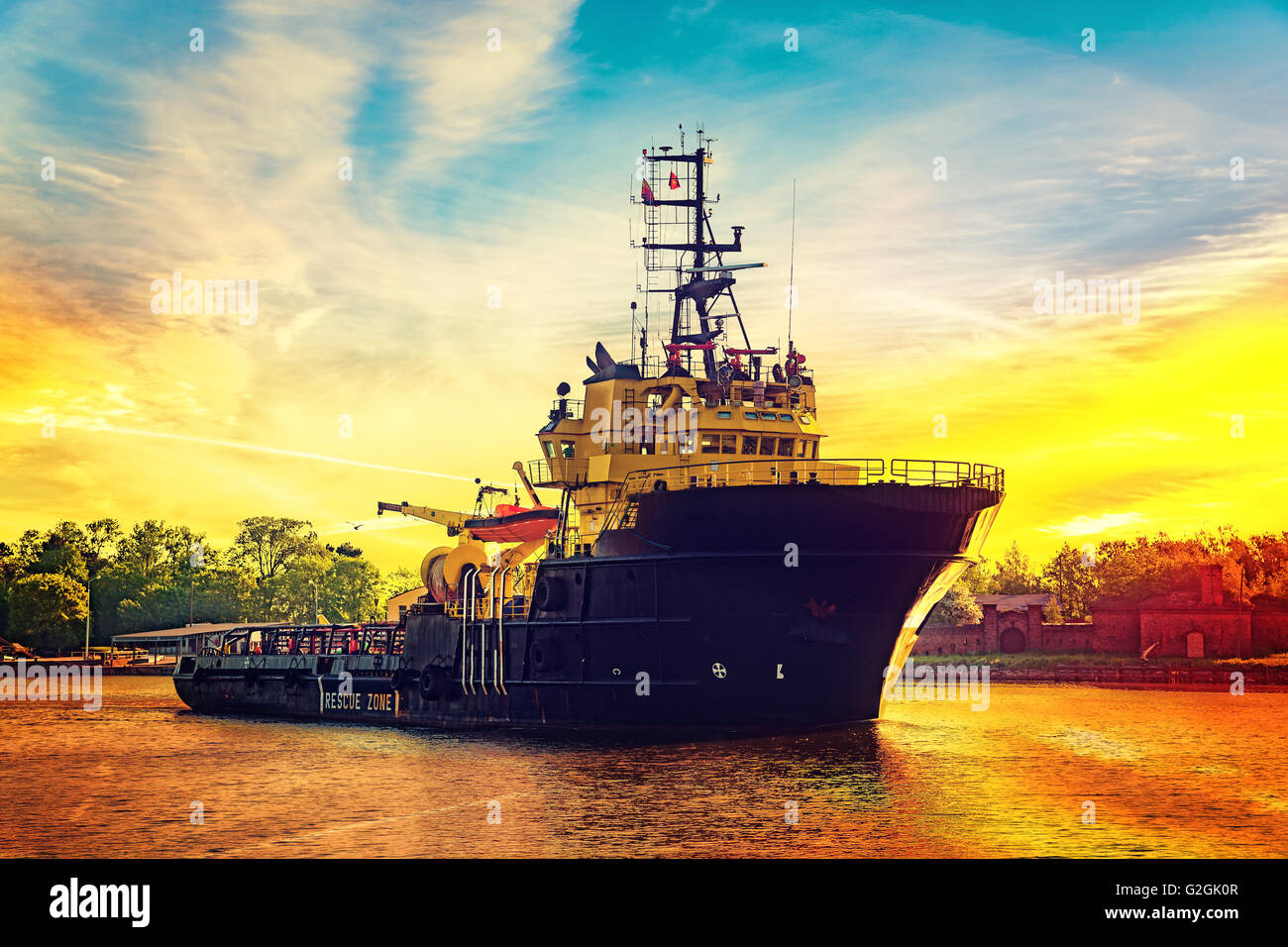 Tug tugboat ship bulk cargo carrier hi-res stock photography and images ...