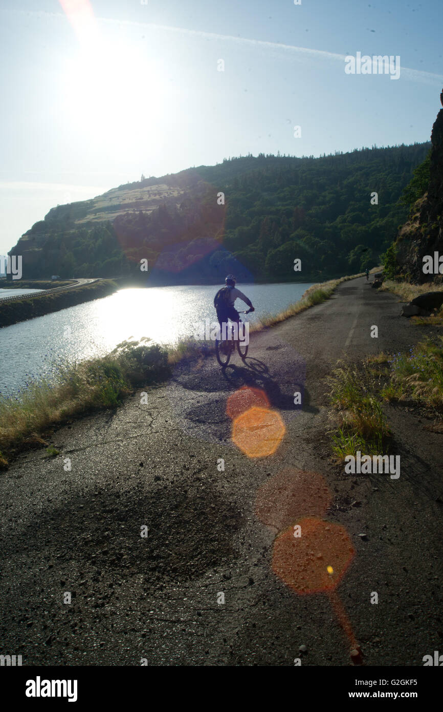 Path next to lake hi-res stock photography and images - Alamy