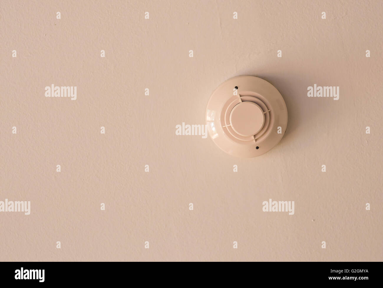 smoke detector on a ceiling Stock Photo - Alamy