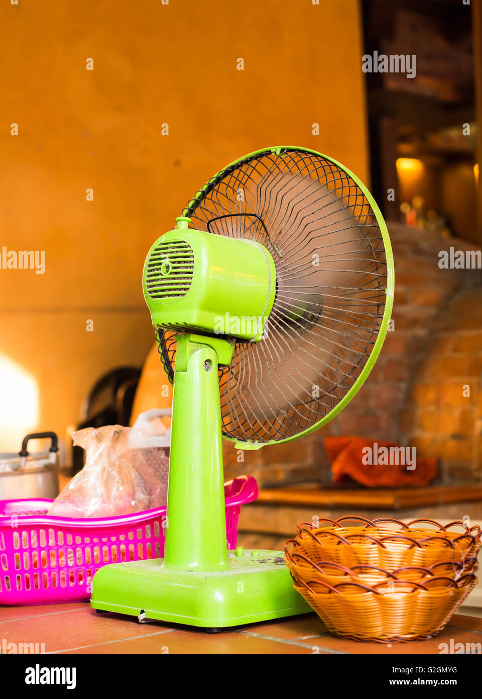 Vintage green electric fan hi-res stock photography and images - Alamy