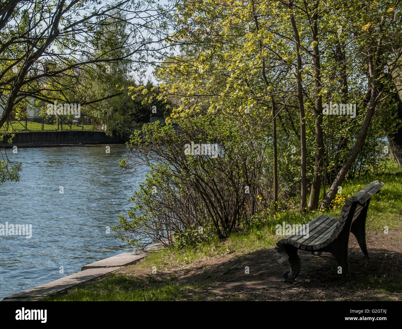 Bench near river hi-res stock photography and images - Alamy