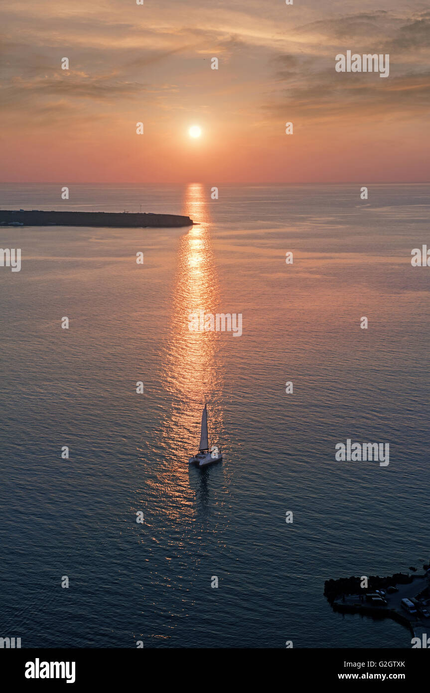 The famous sunset from Oia resort in Santorini island, Cyclades, Greece ...