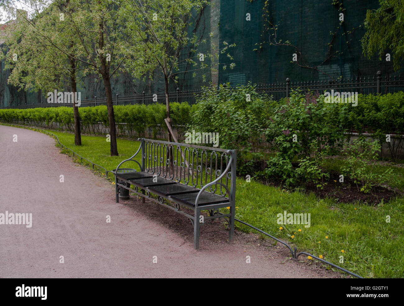 Path in park trees benches hi-res stock photography and images - Alamy