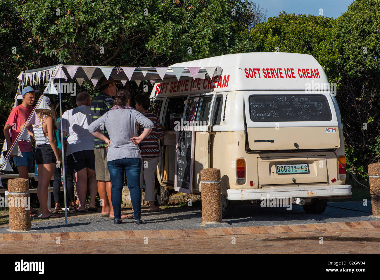 People waiting in line for an ice-cream from the ice-cream van Stock ...