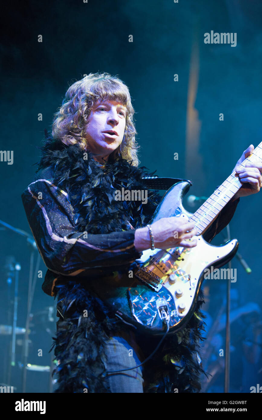 Simon bartholomew brand new heavies hi-res stock photography and images ...