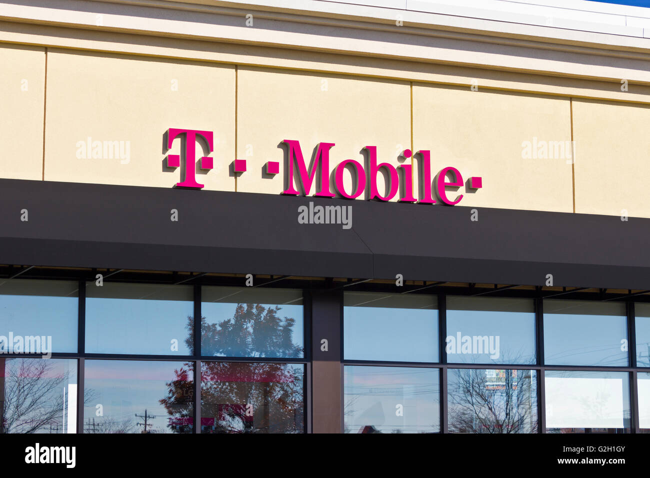 Tmobile retail store hi-res stock photography and images - Alamy