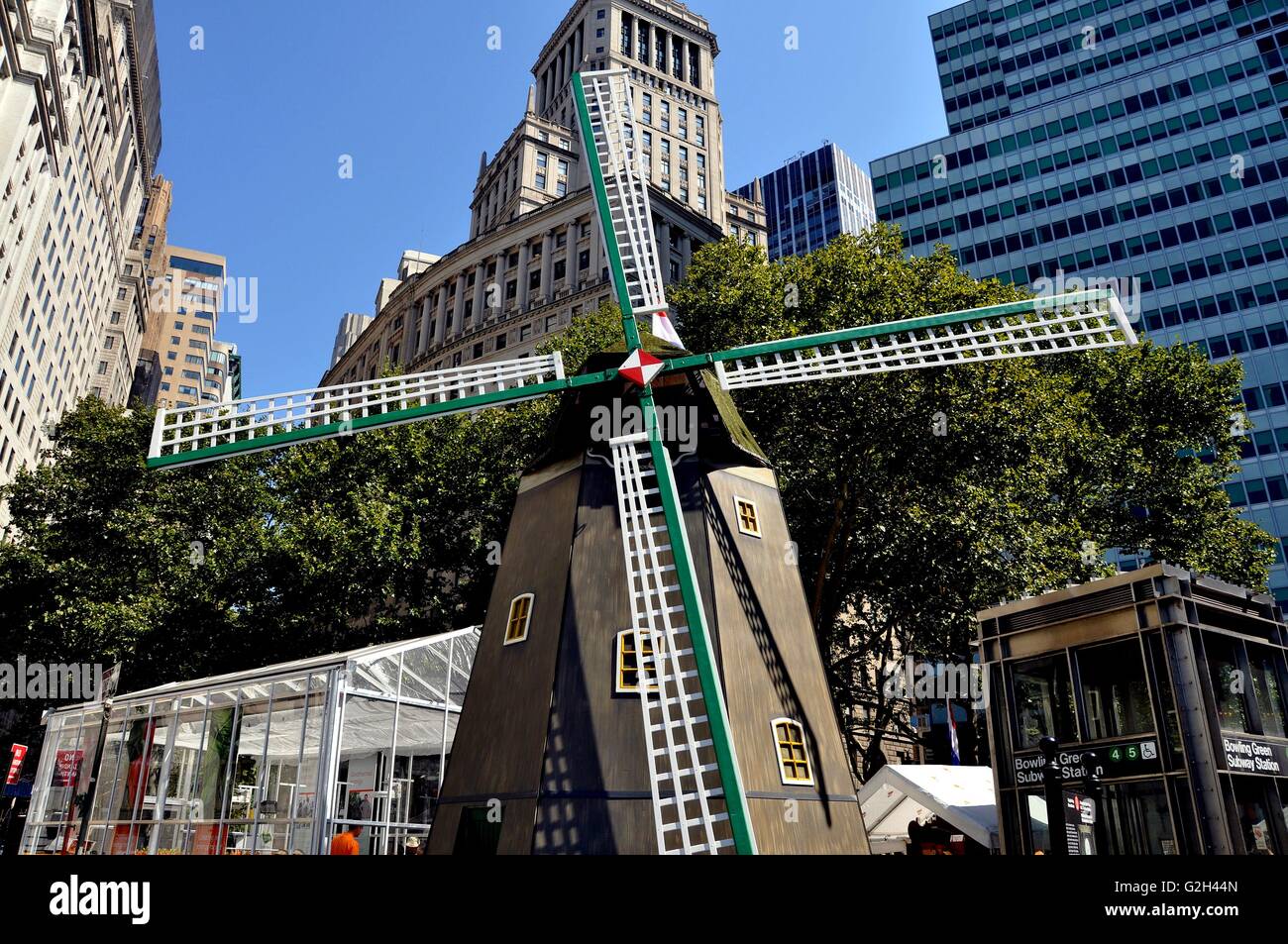 New York City : Dutch windmill replica welcomes visitors to the New ...