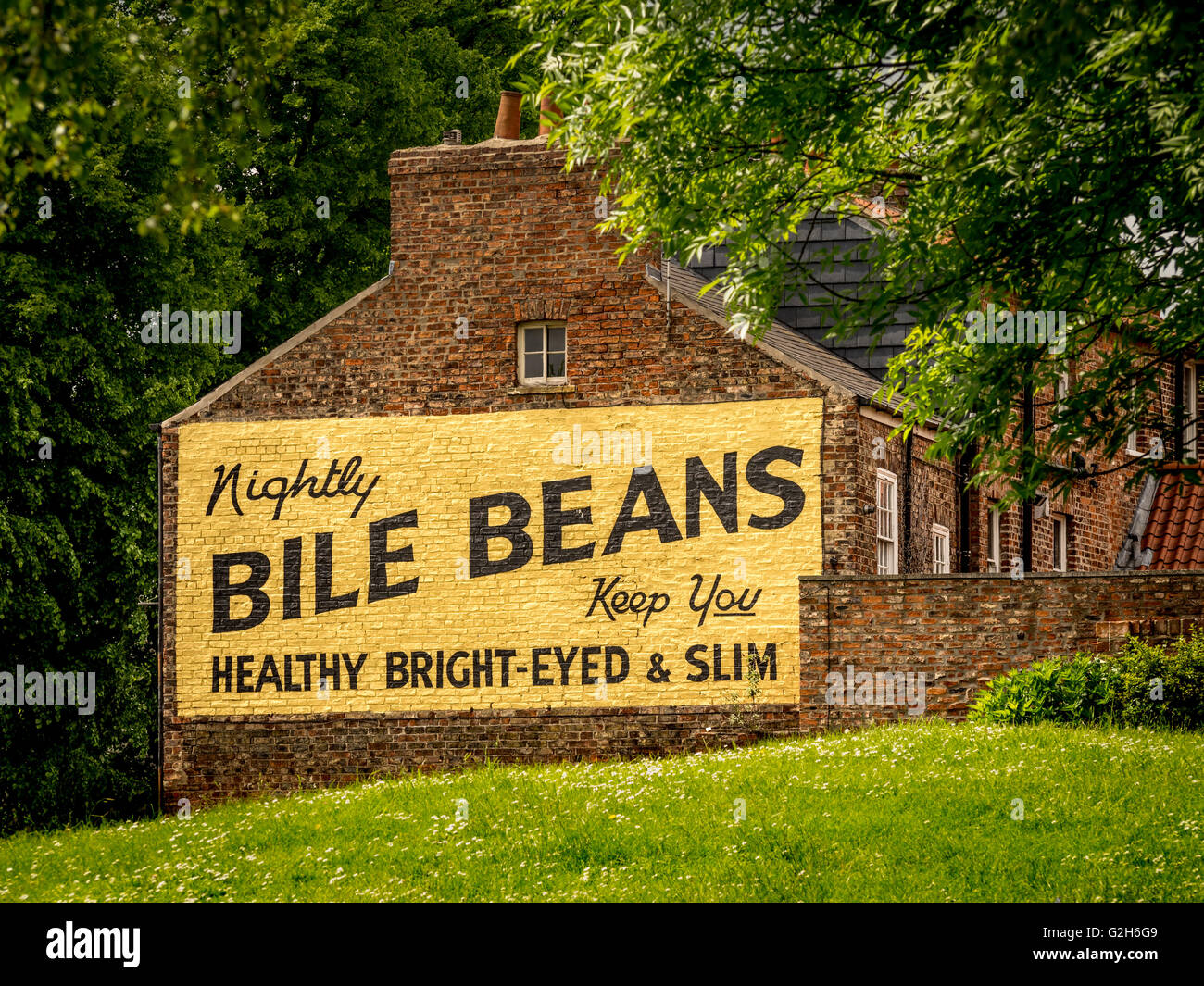 Advertising on brick wall hi-res stock photography and images - Alamy