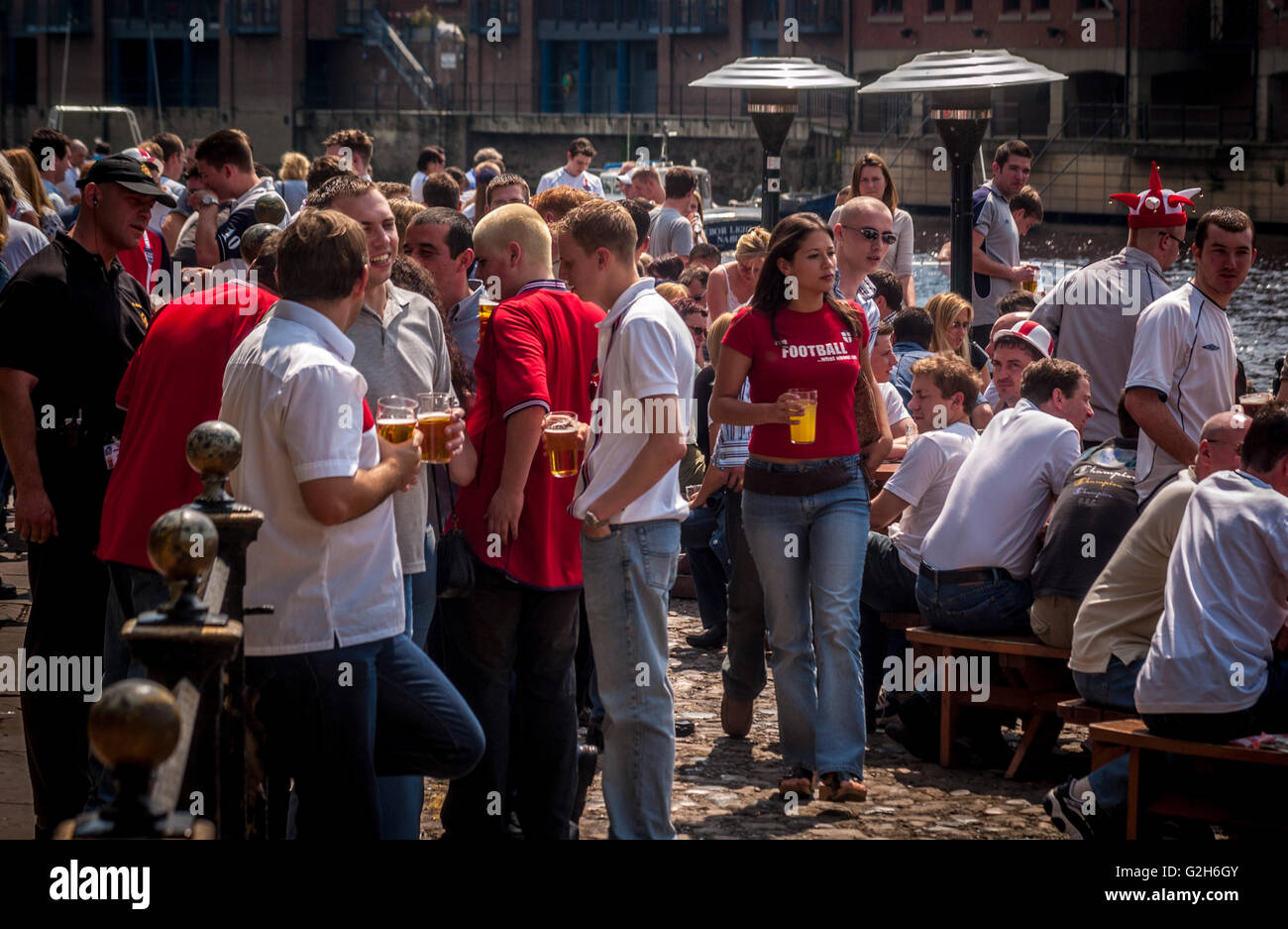 Pub england fans hi-res stock photography and images - Alamy