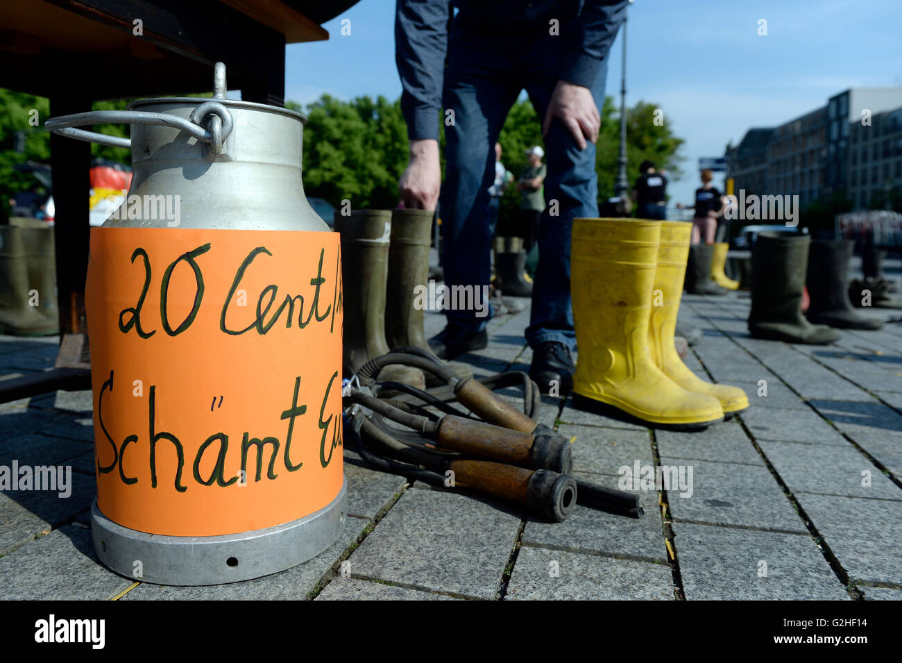 Berlin, Germany. 30th May, 2016. Activists of the German Dairy Farmers ...