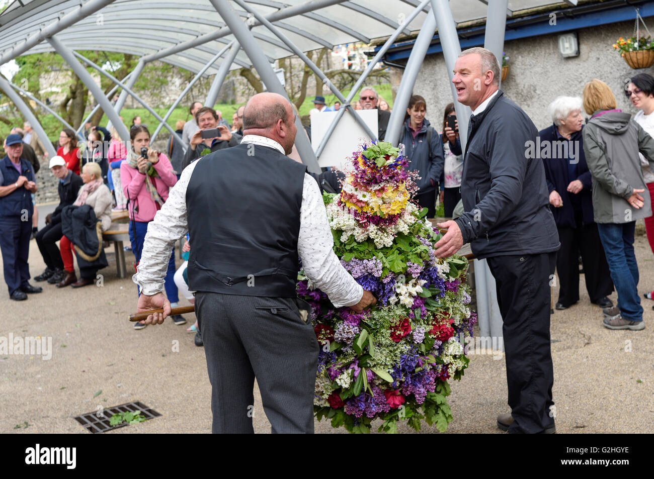 Castleton garland ceremony hi-res stock photography and images - Alamy