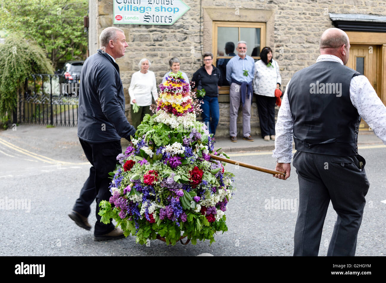 Castleton garland ceremony hi-res stock photography and images - Alamy