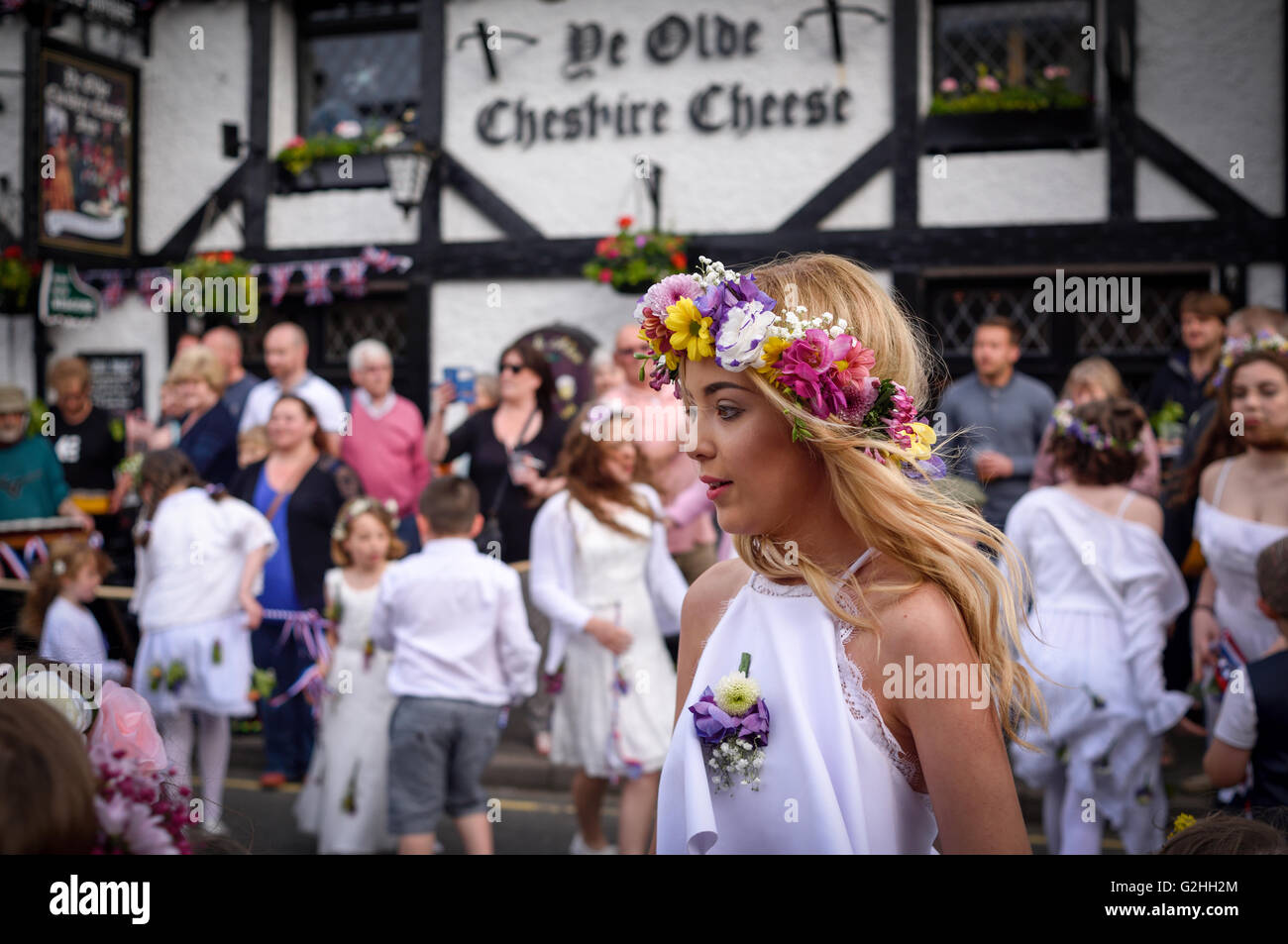 English garland dance hi-res stock photography and images - Alamy