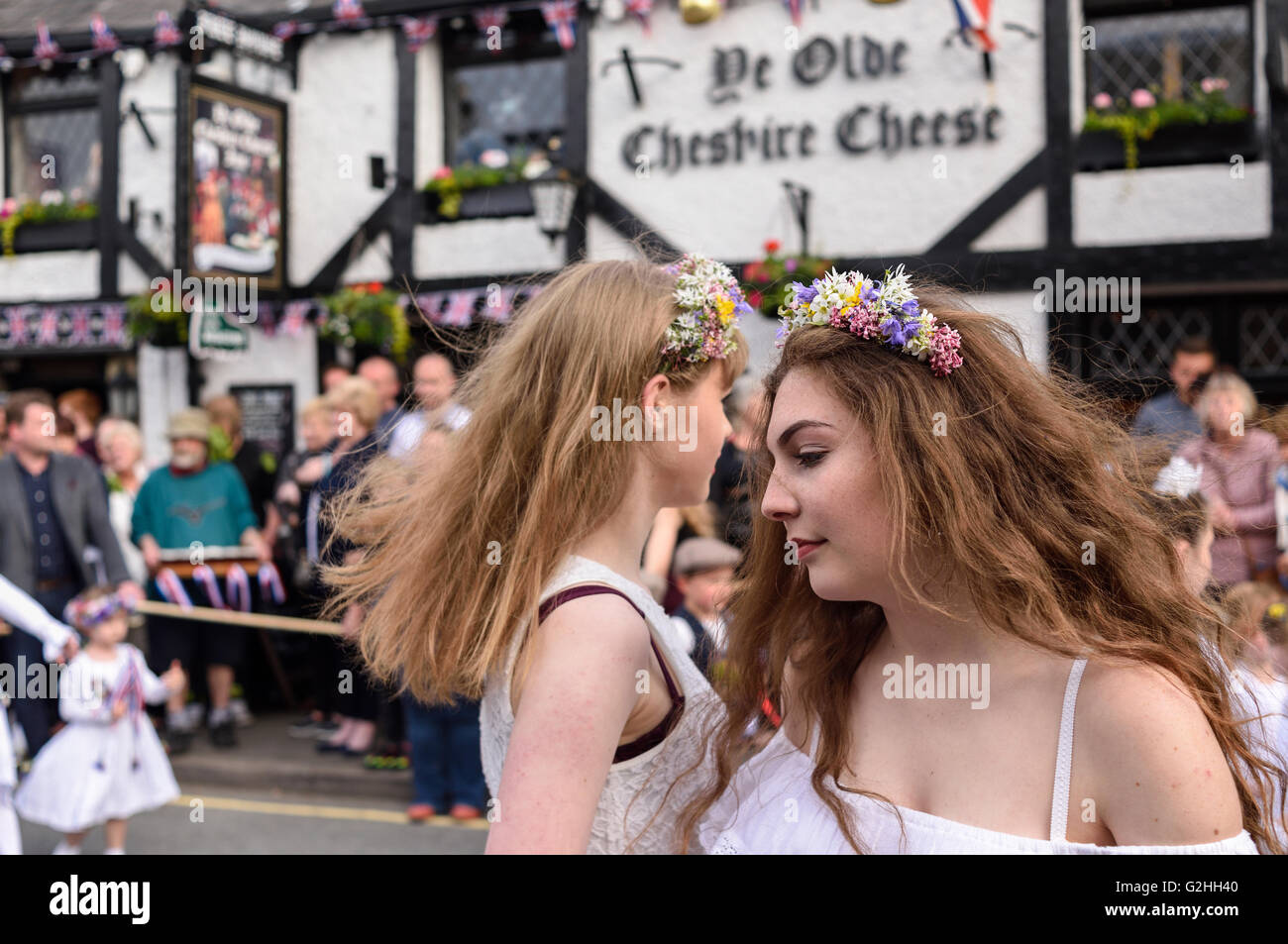 English garland dance hi-res stock photography and images - Alamy