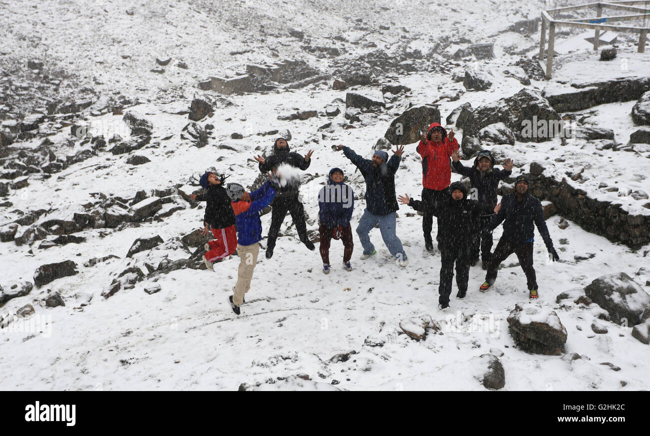 Rasuwa, Nepal. 30th May, 2016. Nepalese people play with snow after a ...