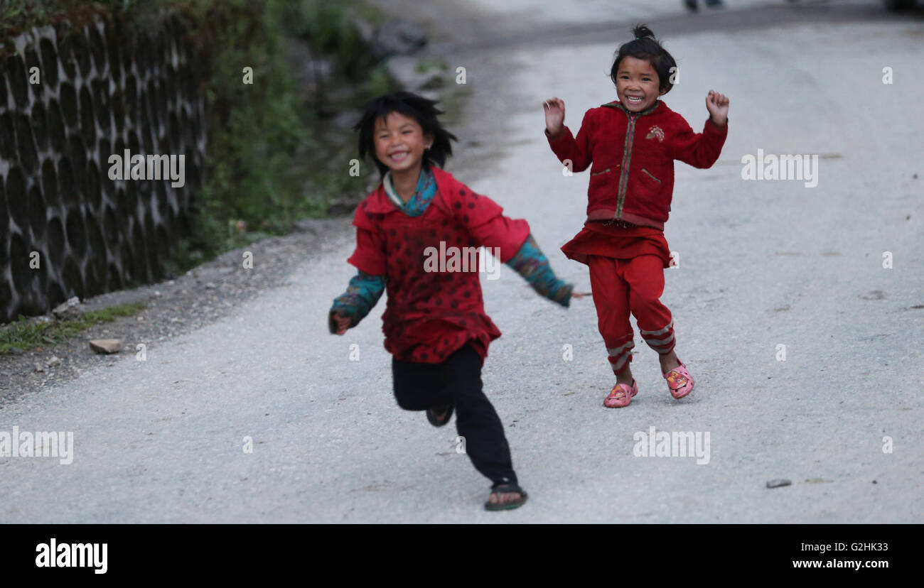 Rasuwa, Nepal. 30th May, 2016. Local kids play at Dhunche in Rasuwa ...