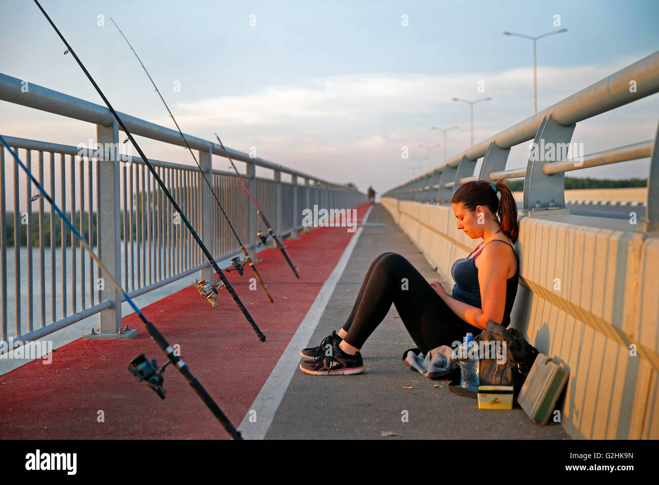 (160531) -- BELGRADE, May 31, 2016 (Xinhua) -- A girl fishes and ...