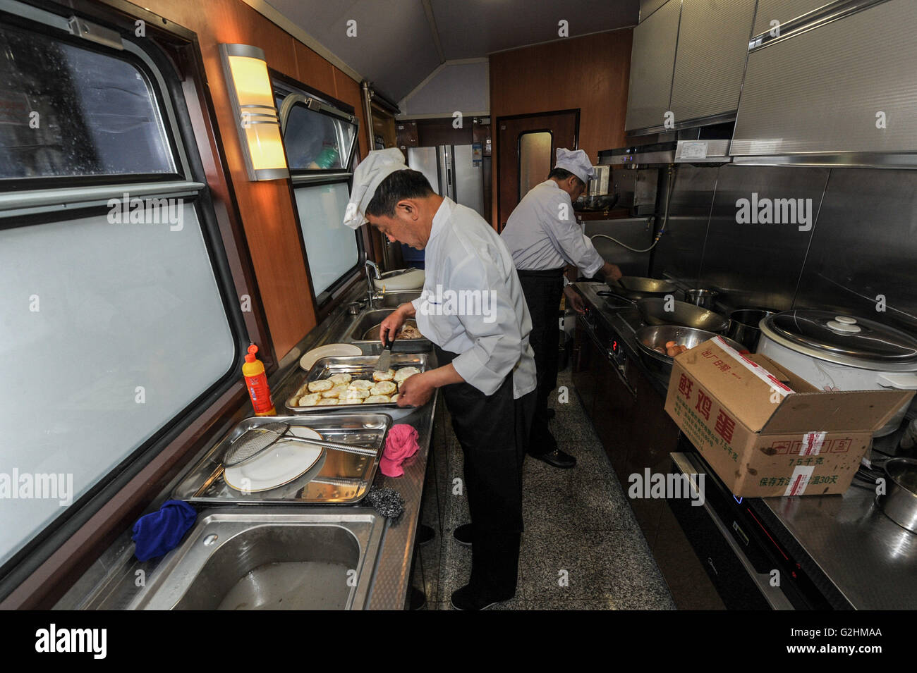 Harbin, China's Helongjiang Province. 31st May, 2016. Cooks prepare ...