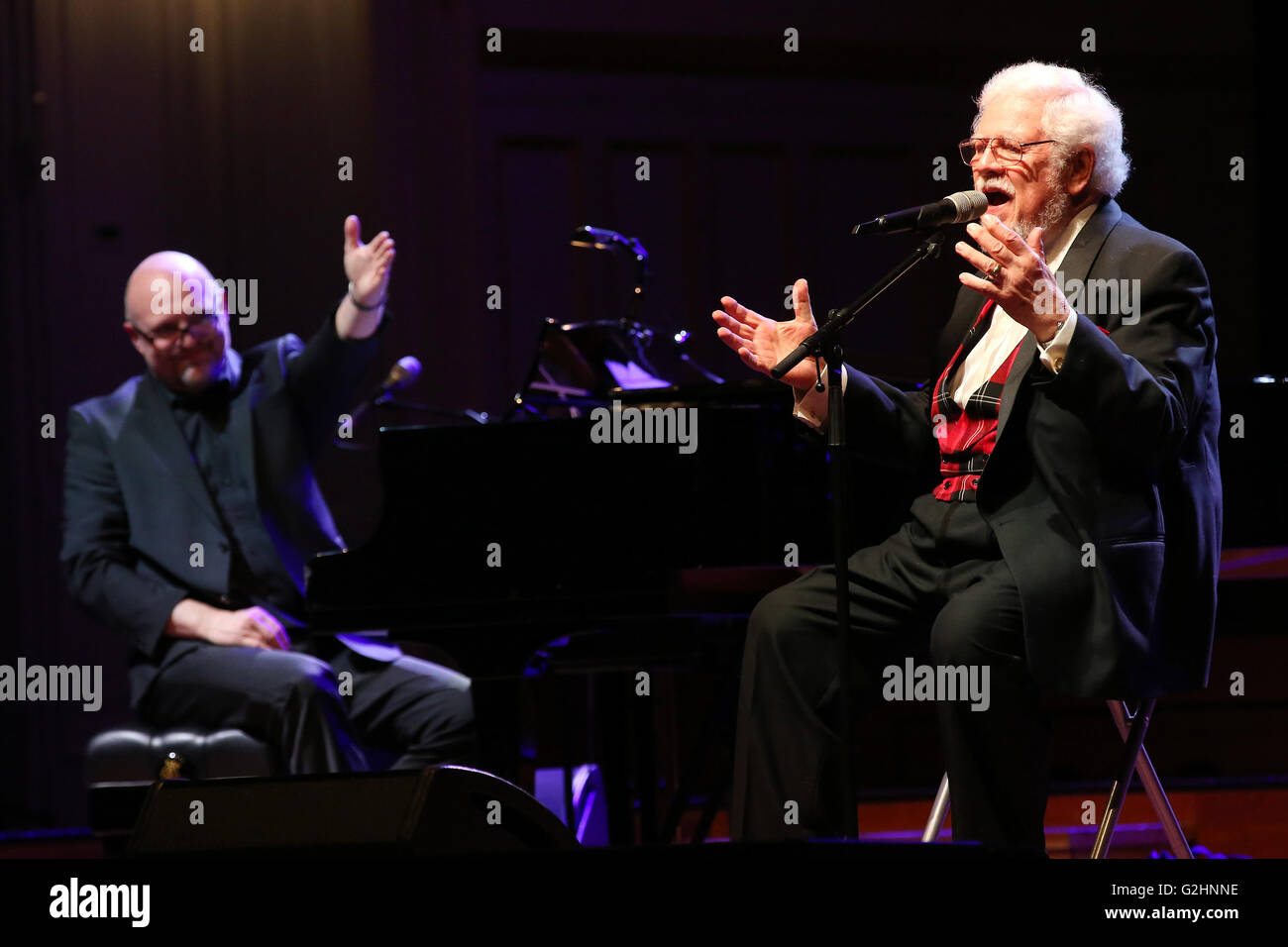 German-US-American singer Bill Ramsey (r) performing at Laeiszhalle in ...