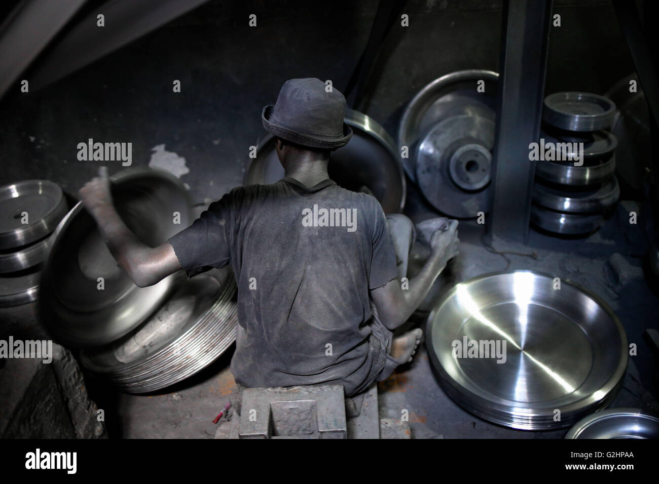 Child labour pot boy hi-res stock photography and images - Alamy