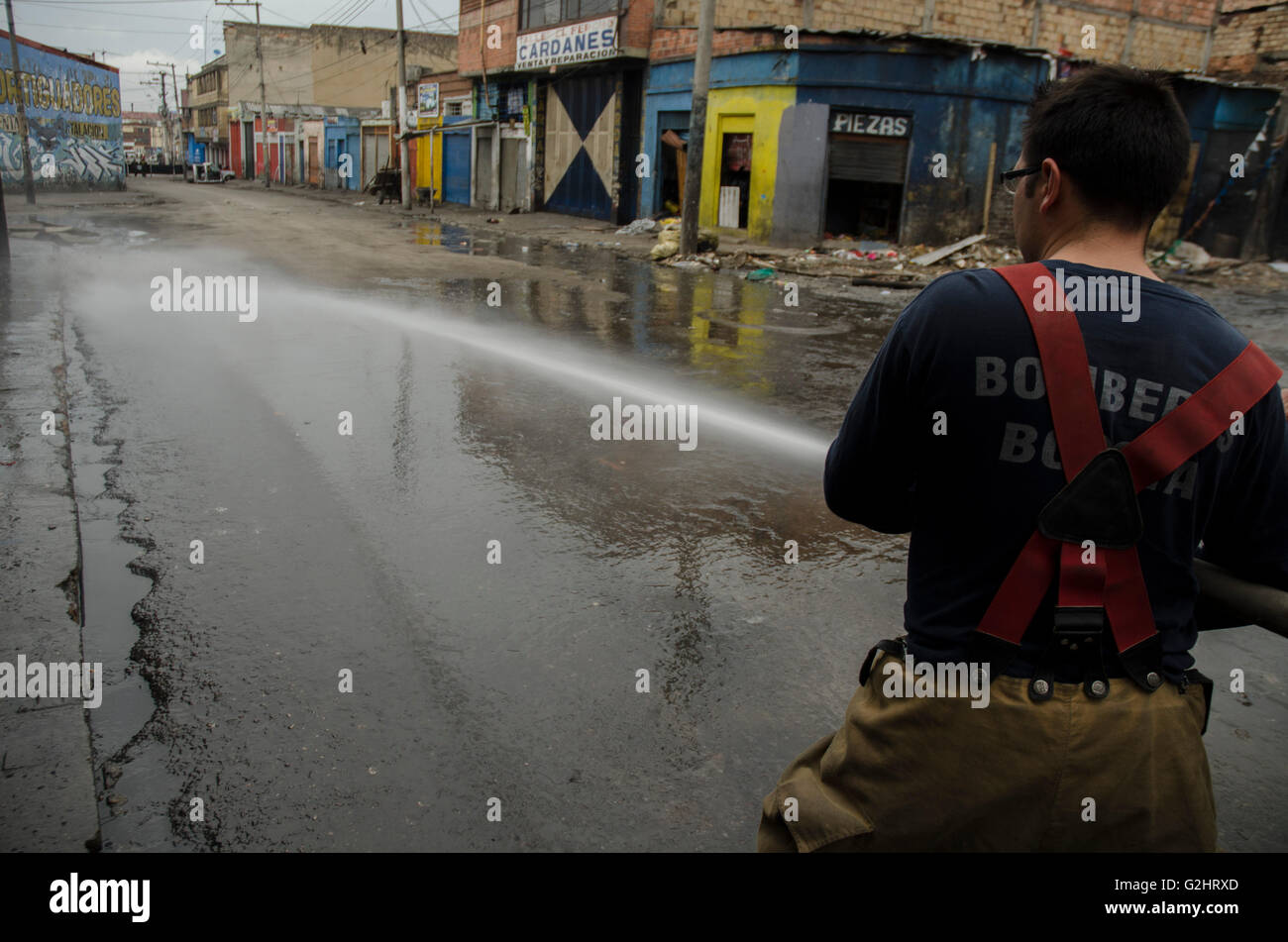 Bogota - Colombia, Colombia. 31st May, 2016. Firefighters clean the ...