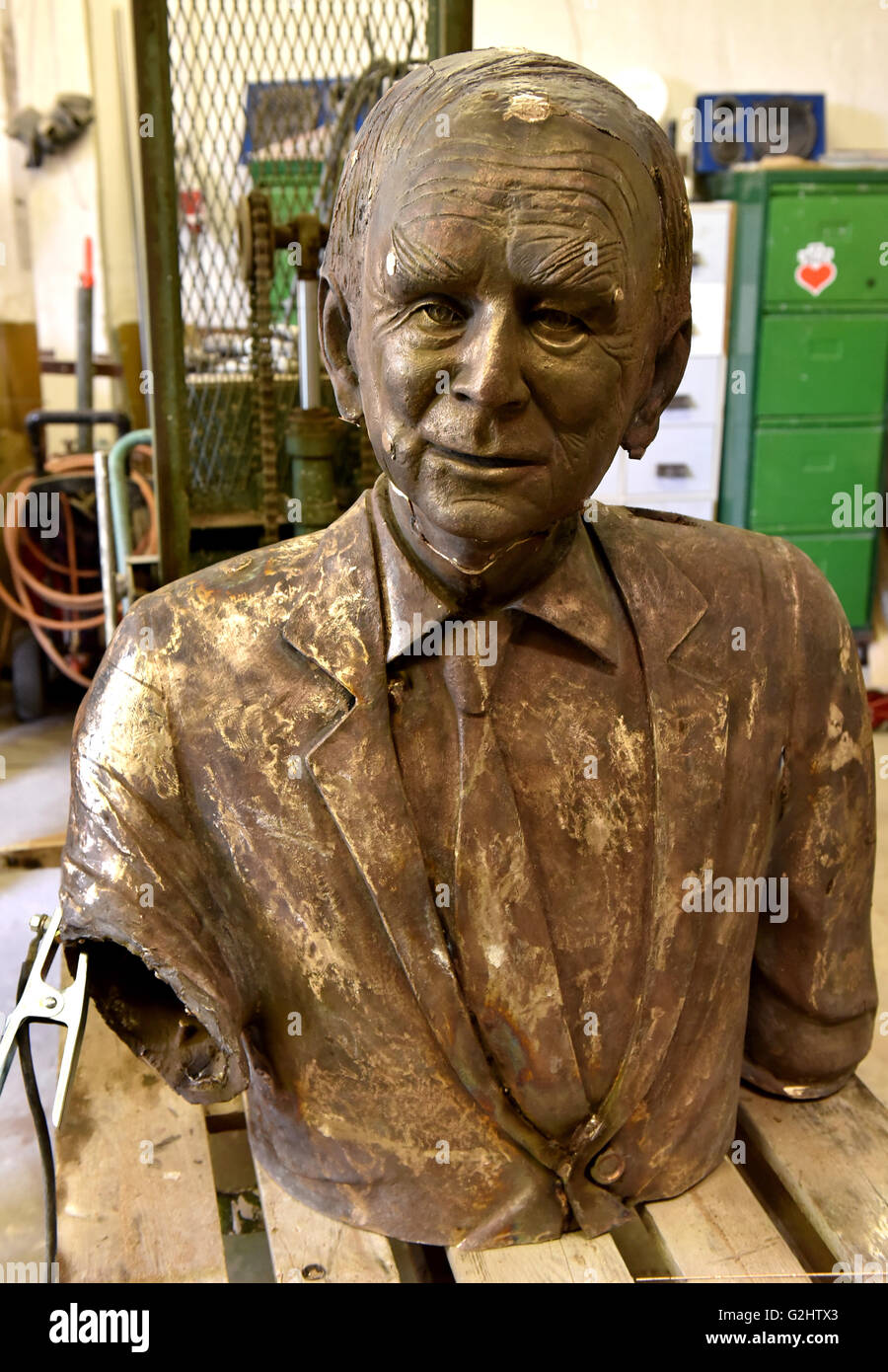 The upper part of a Loriot memorial can be seen in a welding workshop ...