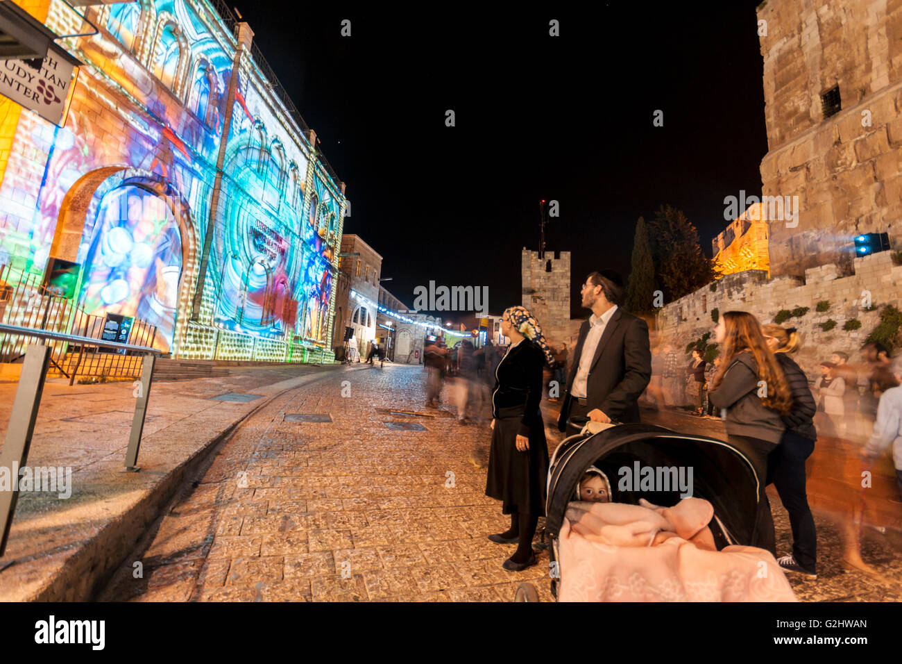 Jerusalem. 31st May, 2016. A Jewish Orthodox couple watches Damien ...