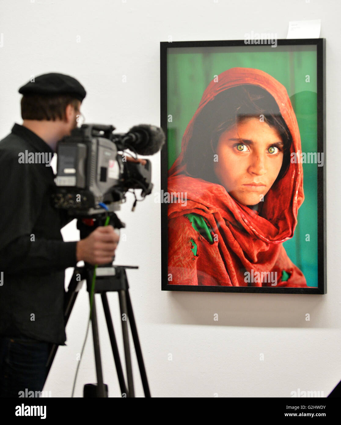 Afghan girl steve mccurry hi-res stock photography and images - Alamy