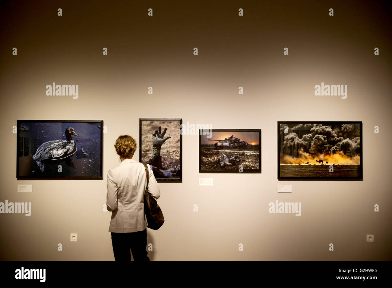Steve mccurry magnum photographer hi-res stock photography and images ...