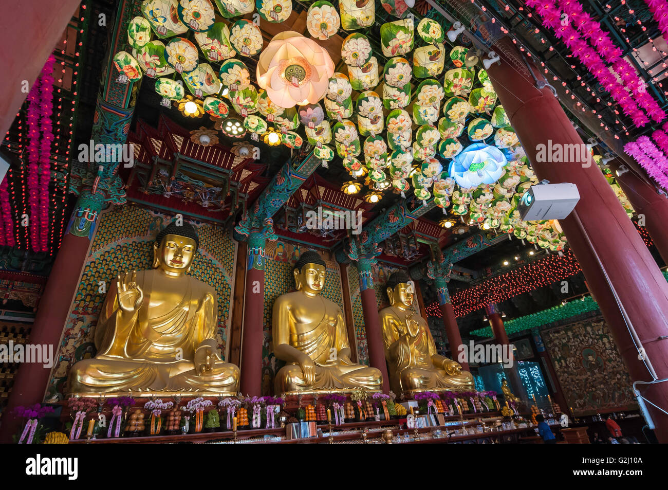 Golden Buddha statues inside the Daeungjeon, Main Dharma Hall, Jogyesa ...