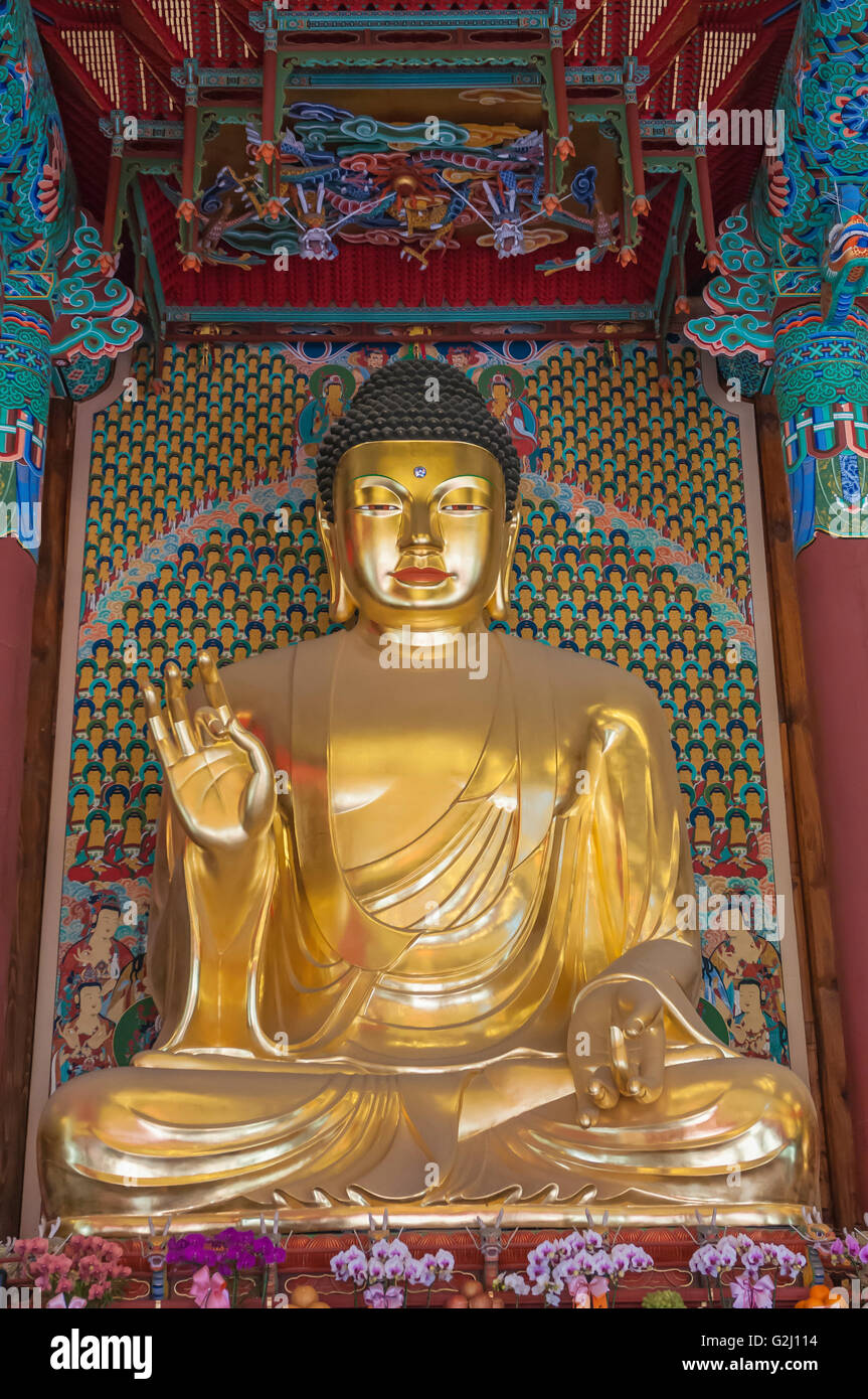 Golden Buddha statues inside the Daeungjeon, Main Dharma Hall, Jogyesa ...