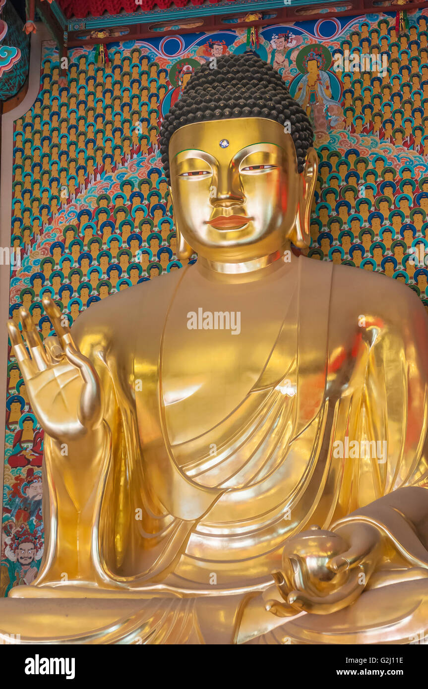Golden Buddha statues inside the Daeungjeon, Main Dharma Hall, Jogyesa ...