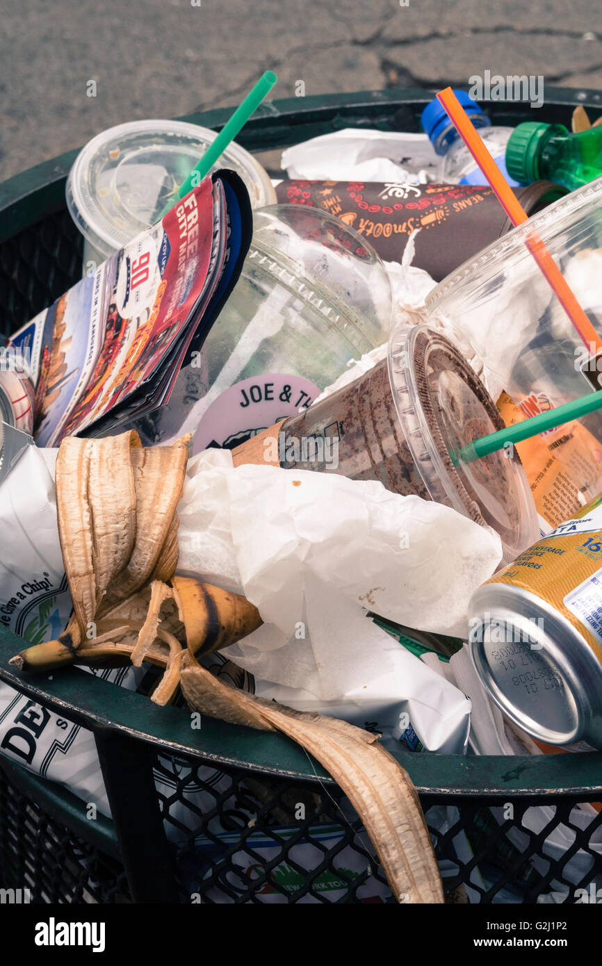 Street garbage trash nyc hi-res stock photography and images - Alamy