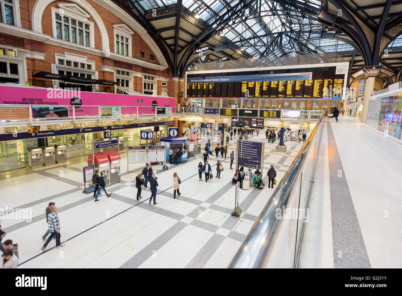 Liverpool street train station 2016 hi-res stock photography and images ...