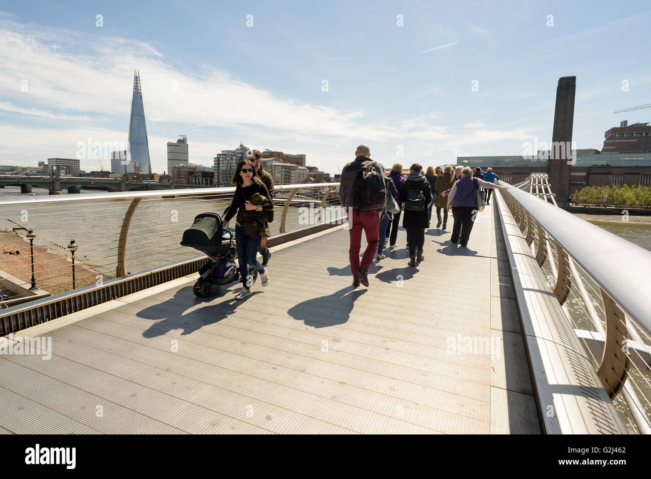 Millennium bridge london tate hi-res stock photography and images - Alamy