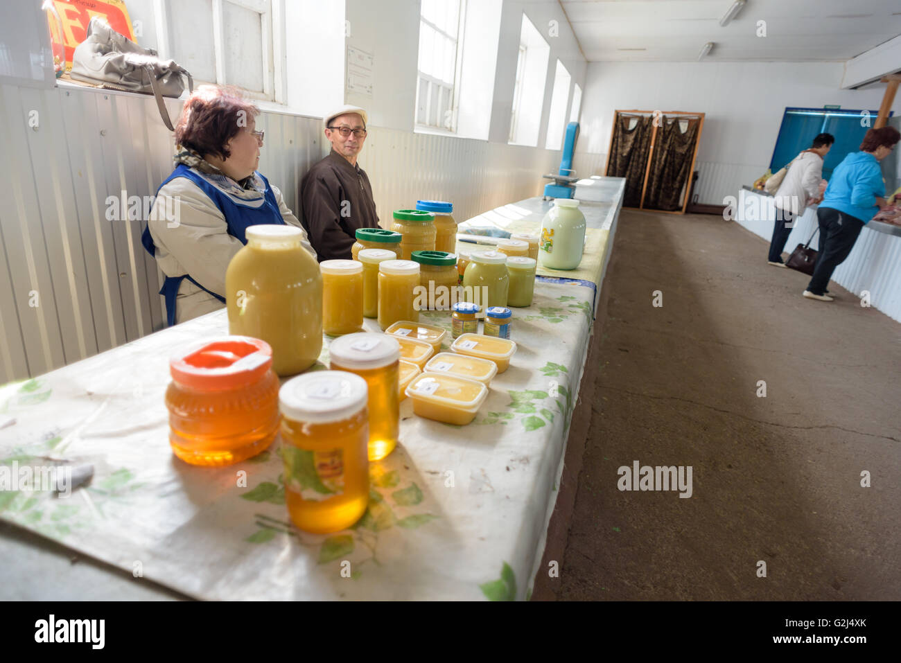 Market stall selling honey hi-res stock photography and images - Alamy