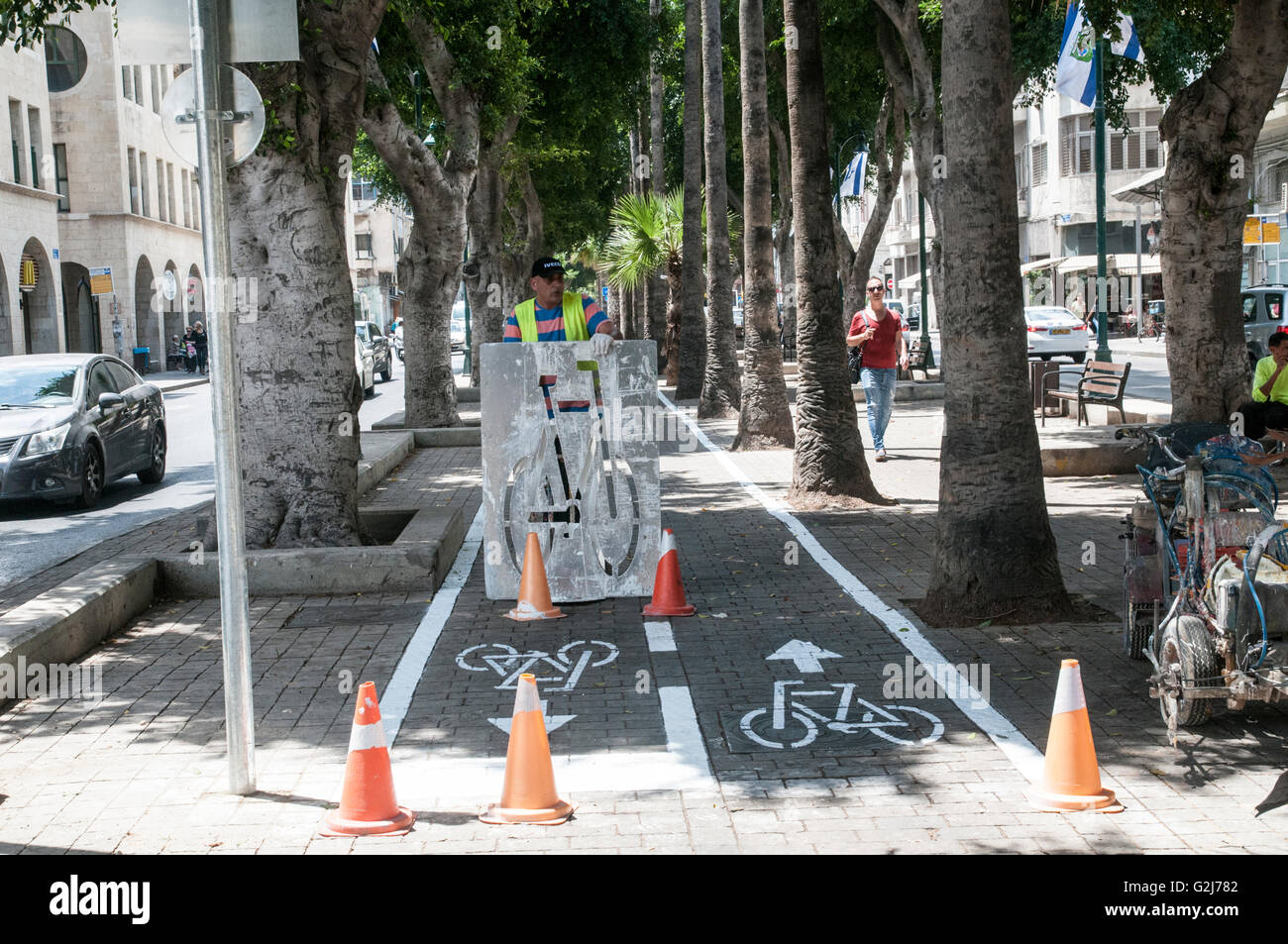 Bike trail marking hi-res stock photography and images - Alamy
